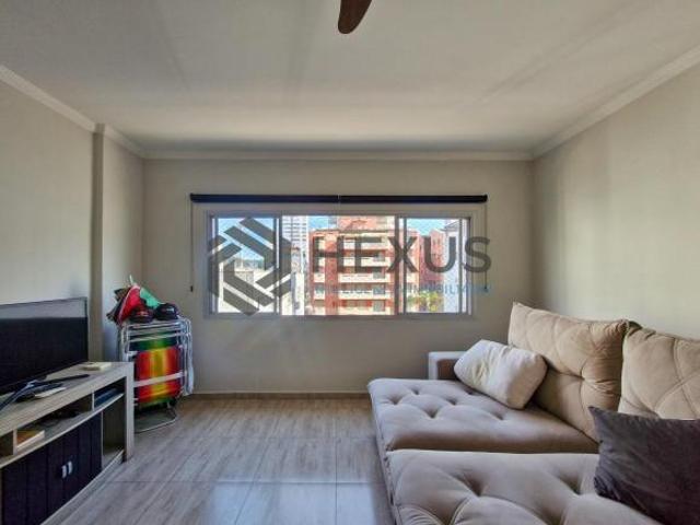 Apartamento reformado a 200m da praia no Jardim Astúrias, Guarujá