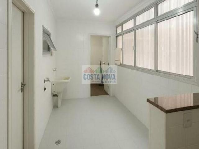 Apartamento Reformado a uma quadra da praia. 3 quartos sendo 2 suítes, 2 vagas. Bairro Embaré