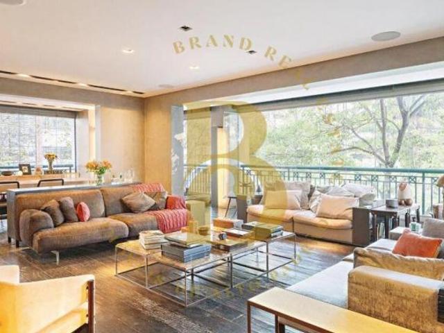 Apartamento reformado á venda com 240m², com 03 dormitórios e 05 vagas no Brooklin