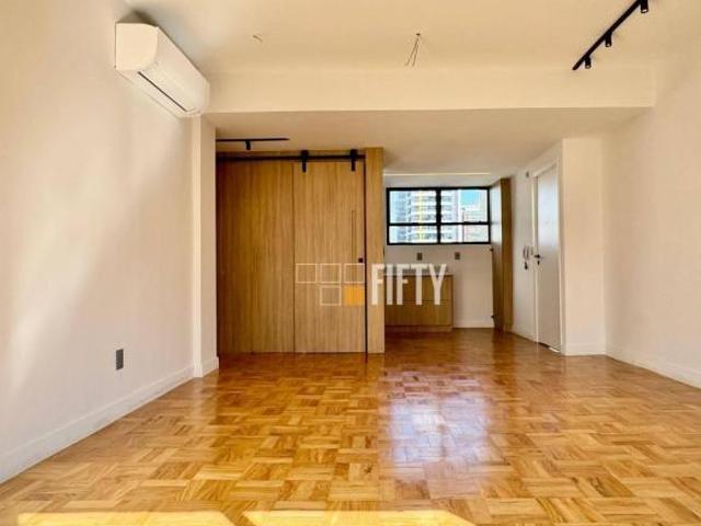 Apartamento reformado, à venda, com 94m², 3 dormitórios, 2 suítes e 1 vaga Vila Olimpia SP