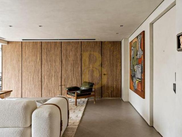 Apartamento reformado á venda de 192m² privativos, com 03 suítes e 03 vagas no Itaim Bibi