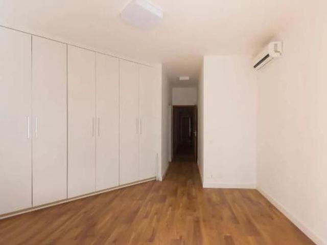 Apartamento reformado à venda de 244m2, com 3 suítes e 2 vagas em Moema, próximo ao Ibirapuera