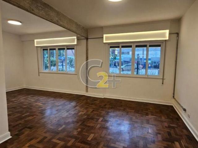Apartamento Reformado à venda em Higienópolis com 2 quartos, 1 suíte e 1 vaga de garagem
