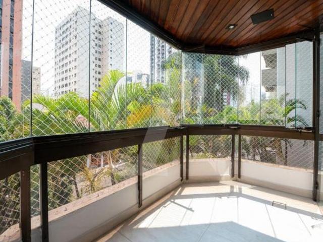 Apartamento reformado à venda em Moema