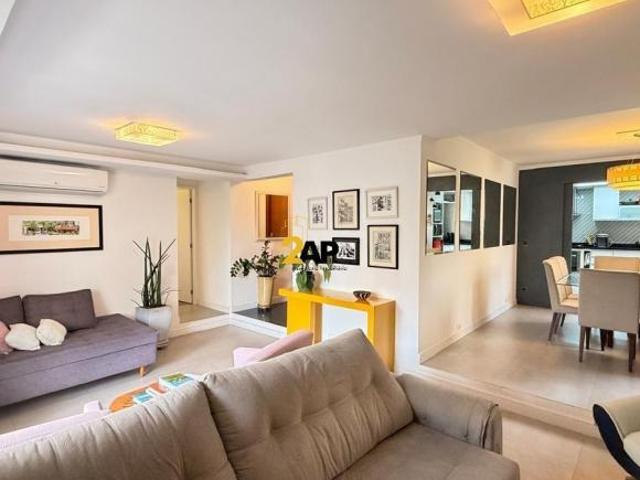 Apartamento reformado a venda em Moema, 3 suítes, 1 escritório, 3 vagas de garagem fixas, com 168m²