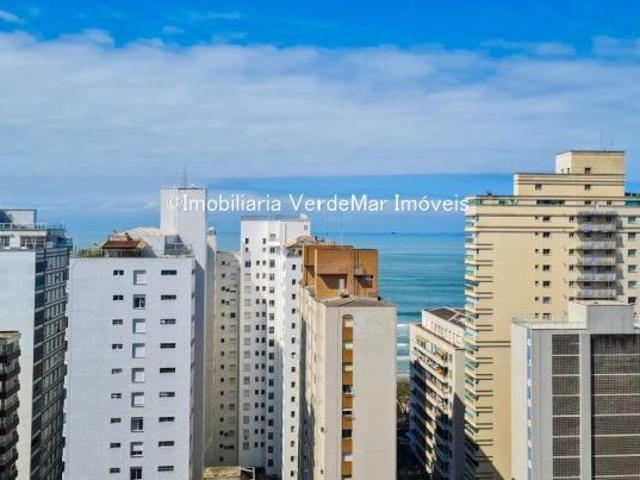 Apartamento reformado à venda em prédio com lazer na praia de Pitangueiras em Guarujá