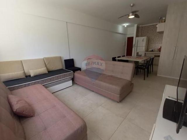 Apartamento reformado à venda entre as praias das Astúrias e do Tombo no Guarujá, SP