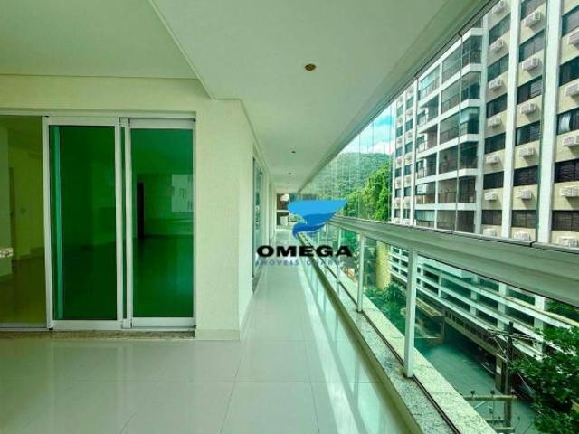 Apartamento reformado à venda na praia das Pitangueiras no Guarujá I Omega Imoveis