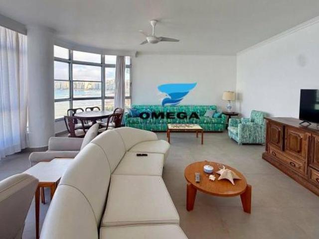 Apartamento reformado à venda na praia das Pitangueiras no Guarujá I Omega Imoveis