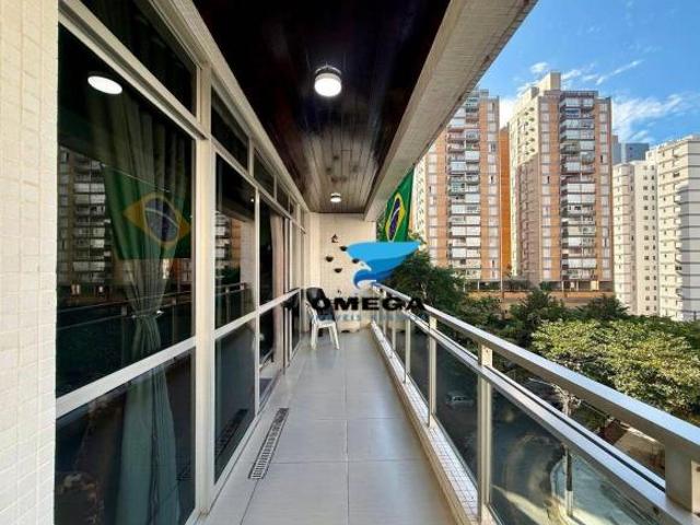 Apartamento reformado à venda na praia das Pitangueiras no Guarujá I Omega Imoveis