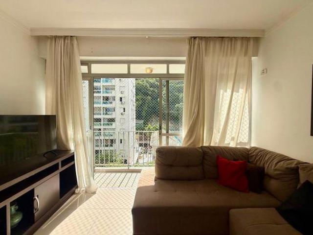 Apartamento reformado à venda na praia das Pitangueiras no Guarujá I Omega Imoveis