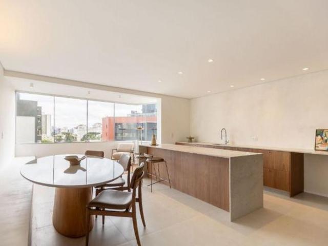 Apartamento reformado à venda por R$ 2.080.000 Centro Curitiba/PR