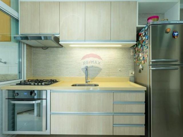 Apartamento reformado, andar alto com 3 quartos sendo 1 suíte