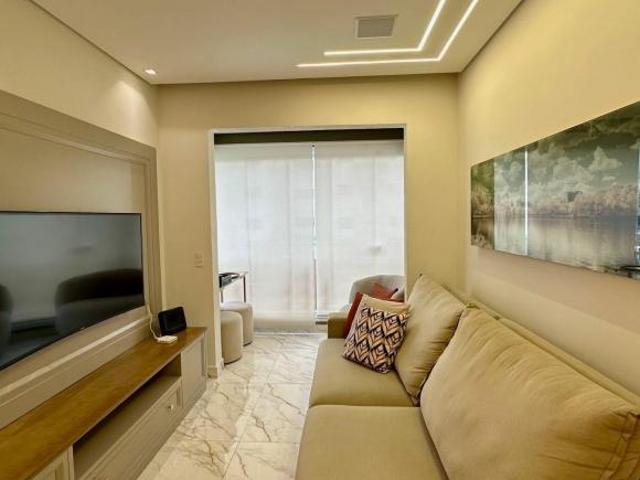 Apartamento reformado á venda na Enseada no Guarujá | QVista
