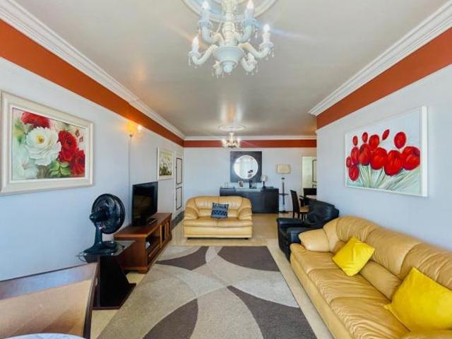 Apartamento reformado Beira Mar à Venda na Pitangueiras no Guarujá | QVista I.