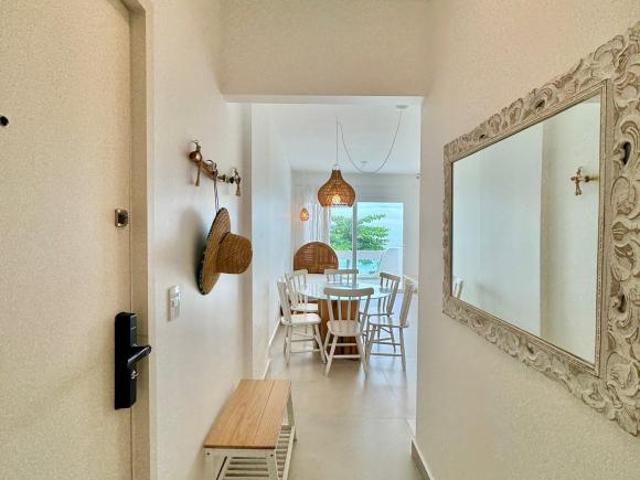 Apartamento reformado Beira Mar com 2 suítes à Venda no Tombo no Guarujá | QV.