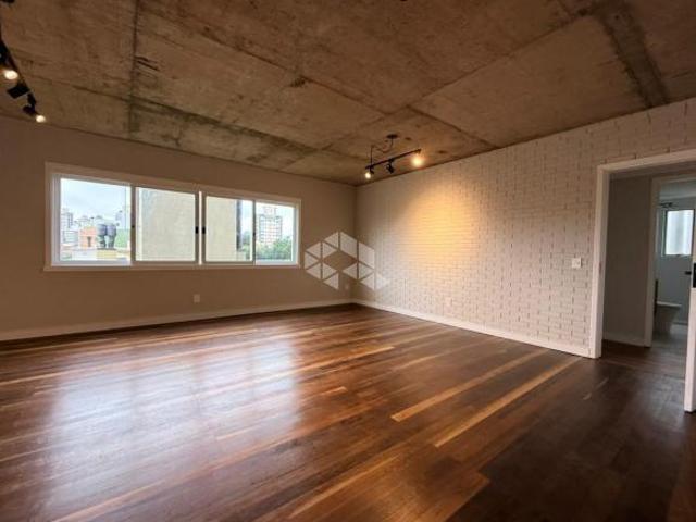Apartamento reformado de 3 dormitórios, 113 m², e vaga à venda no bairro Petrópolis