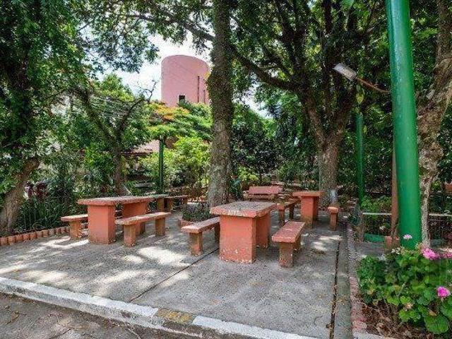 APARTAMENTO REFORMADO DE 02 DORMITÓRIOS PERTO DE SUPERMERCADOS, ONIBUS E FARMACIAS