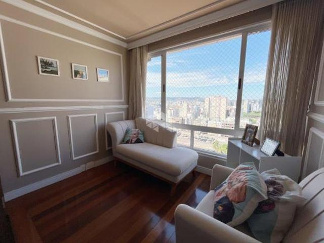 Apartamento reformado de 03 quartos, sendo 01 suíte e 01 vaga de garagem no bairro Centro Histórico