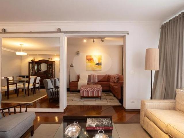 Apartamento reformado de 228m² no Itaim Bibi Rua Pedroso Alvarenga
