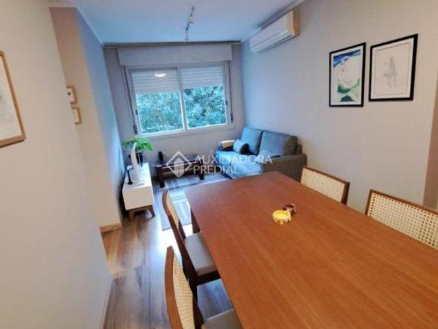 Apartamento reformado de 2 dormitórios no Bairro Rio Branco