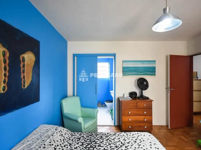 Apartamento reformado de 2 quartos 1 suíte à venda em prédio antigo sem elevador na Vila Romana