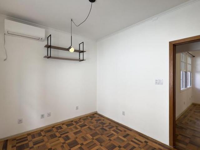 Apartamento reformado de 67m², 2 dormitórios com peças amplas na Praia de Belas