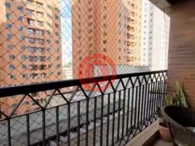 Apartamento reformado de 96m2 com 3 quartos, sendo uma suíte, com sacada, em prédio com lazer e com