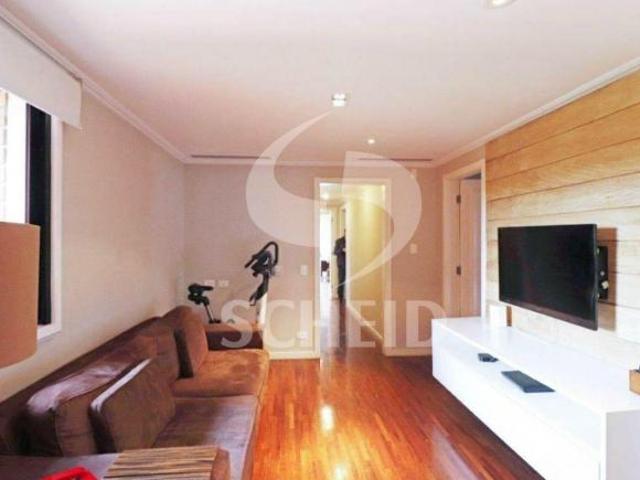 Apartamento reformado de alto padrão à venda em Alto de Pinheiros com 4 suítes e 5 vagas livres