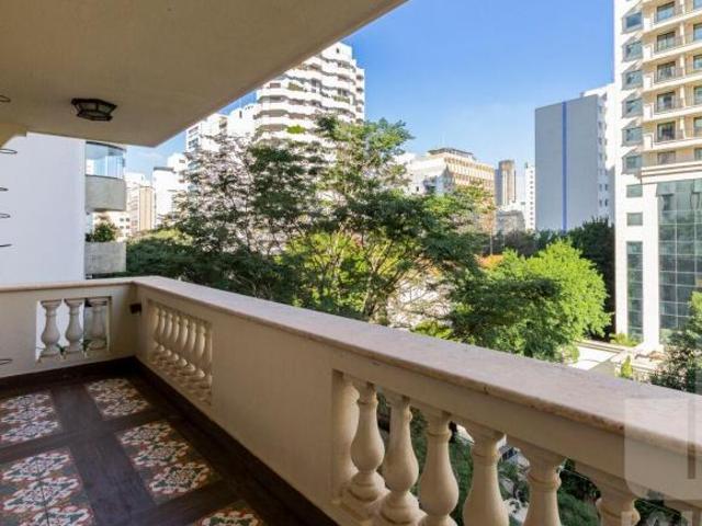 Apartamento reformado de alto padrão na parte plana e arborizada de Higienópolis
