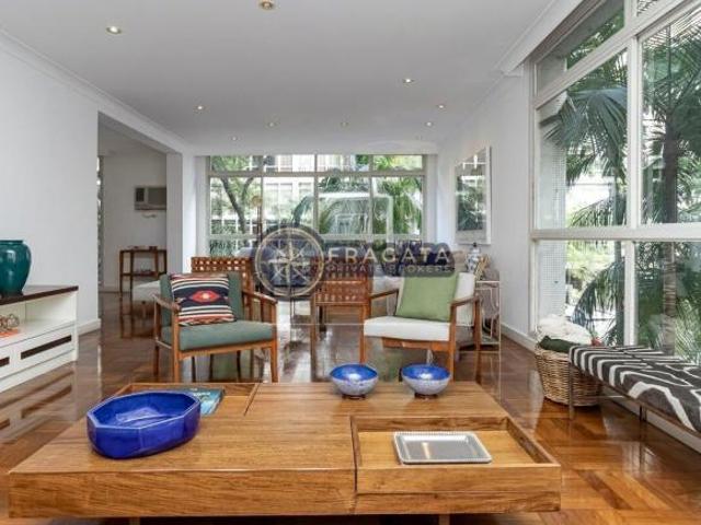 Apartamento Reformado de Luxo 270m², 4 Dormitórios e 2 vagas em Higienópolis SP