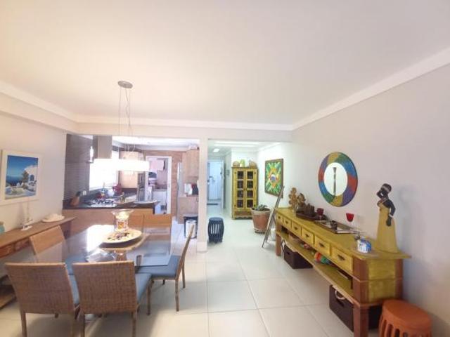 Apartamento reformado decorado frente ao mar