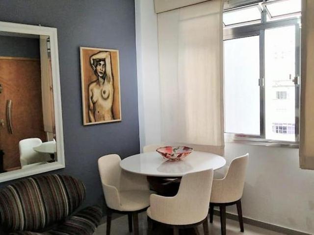 Apartamento reformado e bem iluminado, com 01 dormitório, 01 sala com espaço para dois ambientes, 0
