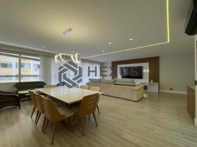 Apartamento reformado e mobiliado com varanda e lazer na Praia das Pitangueiras