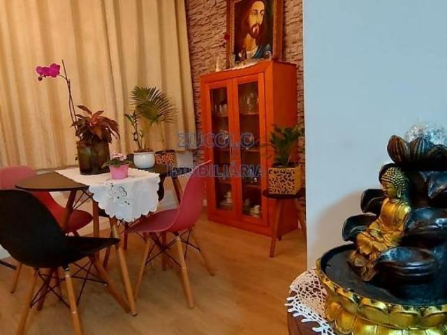 Apartamento reformado e mobiliado com 2 dormitórios, 1 banheiro e 1 vaga fixa, em ótima localização