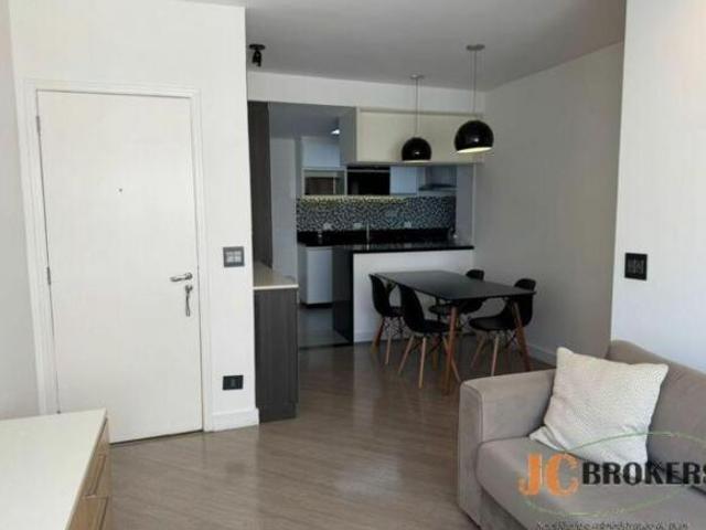 Apartamento reformado e mobiliado com 85m² de área útil