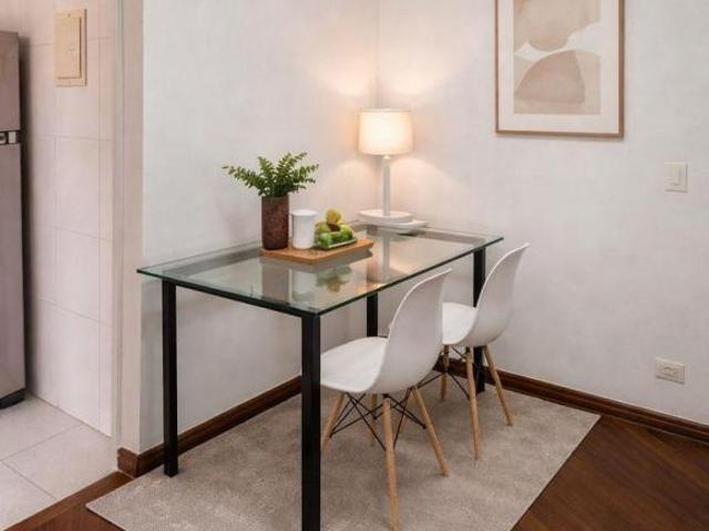 Apartamento reformado e mobiliado, porteira fechada, na Vila Mariana