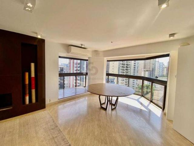 Apartamento reformado e semi mobiliado com 3 suítes