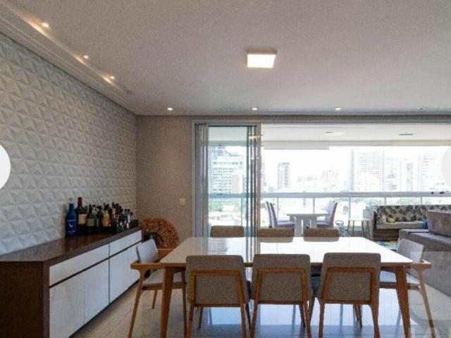 Apartamento reformado em condomínio clube completo em Perdizes