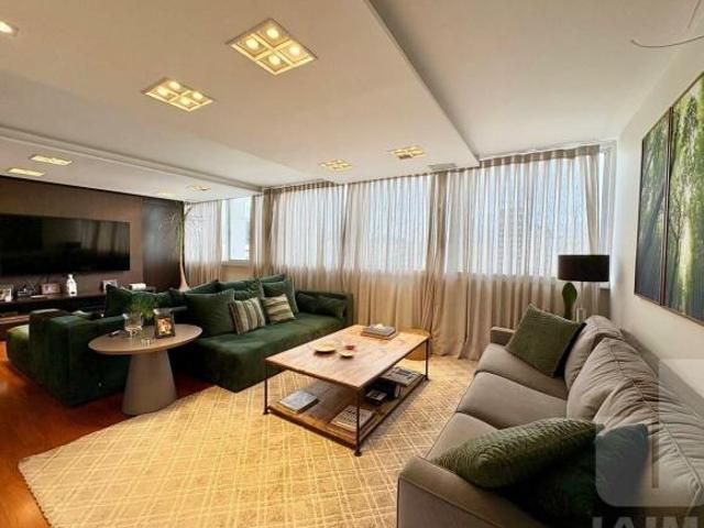 Apartamento reformado em andar alto com 3 quartos, 2 suítes e 2 vagas em Santa Cecilia