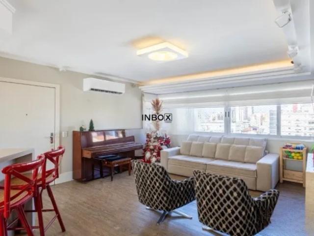 Apartamento reformado em andar alto, com 2 dormitórios, suíte e vaga