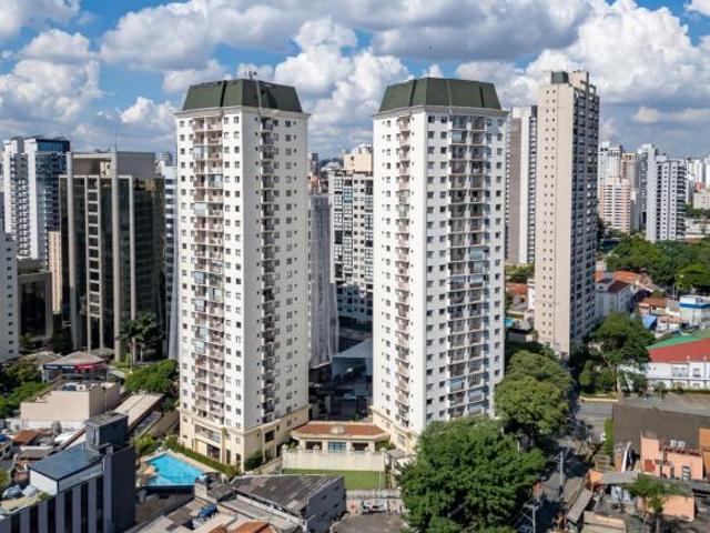 Apartamento reformado em andar alto com vista