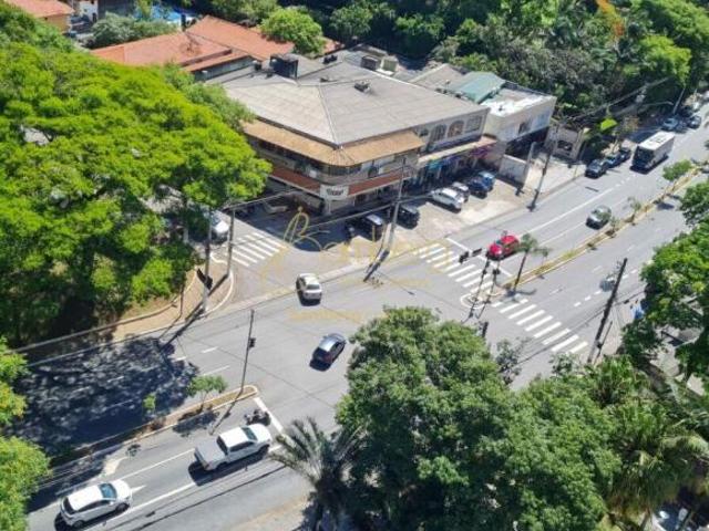 Apartamento reformado em andar alto com vista livre