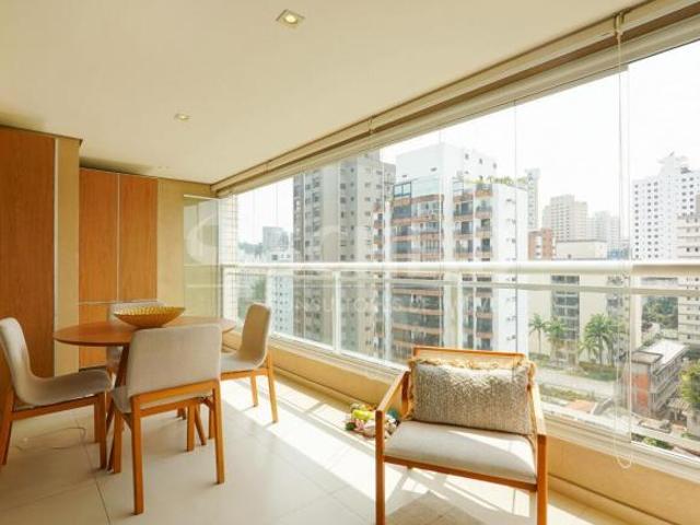 Apartamento reformado em andar alto com vista livre no Real Parque
