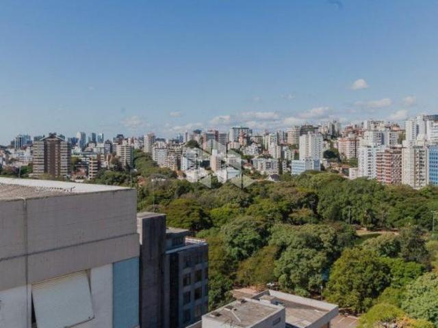 Apartamento reformado em andar alto com vista permanente para o Parcão