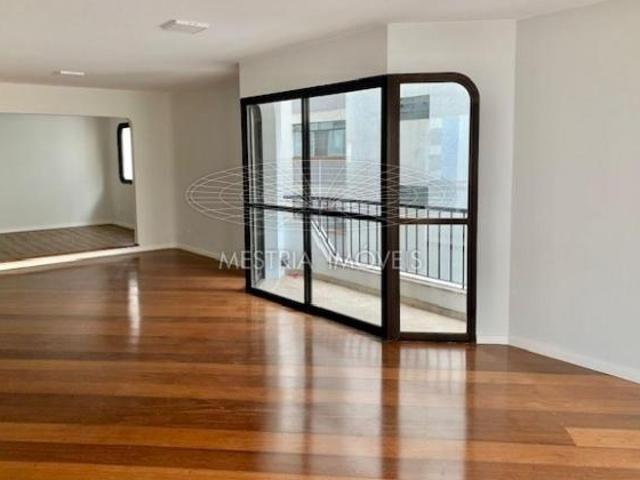 Apartamento reformado em ótima localização | muita Luz e 4 vagas