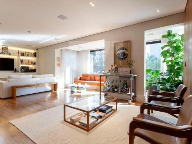 Apartamento reformado em localização privilegiada