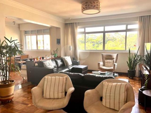 Apartamento reformado em Pinheiros andar alto com vista livre
