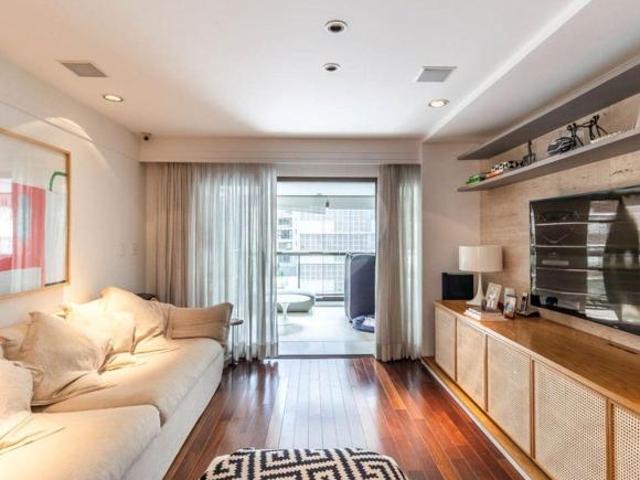 Apartamento reformado em rua exclusiva do Jardim América