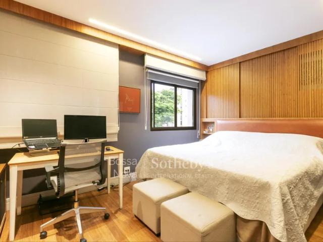 Apartamento reformado em rua tranquila
